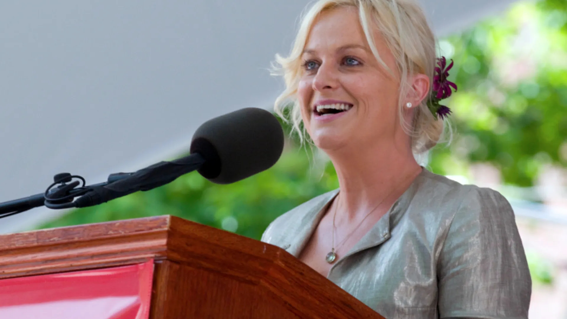 Amid a stream of jokes, Amy Poehler gives earnest advice to the class ...